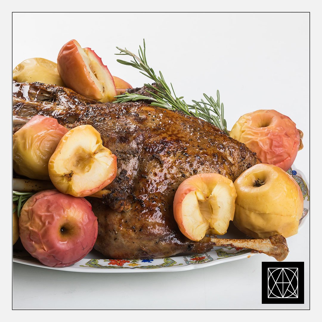 Kepta marinuota žąsis (±4 kg), įdaryta kriaušėmis ir obuoliais ...