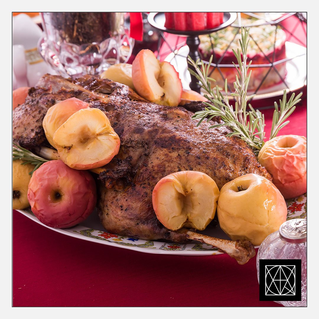 Kepta marinuota žąsis (±4 kg), įdaryta kriaušėmis ir obuoliais ...