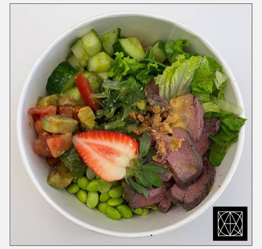 Beef Poke Bowl – pipirinė jautienos išpjova, ryžiai, salotos, agurkai ...