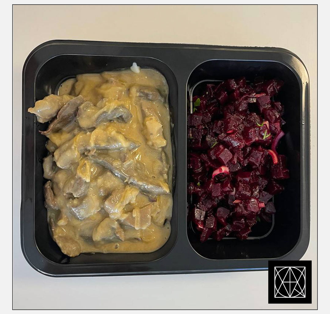 Jautienos kepenėlių befstrogenas, pateikiamas su bulvių koše ir ...