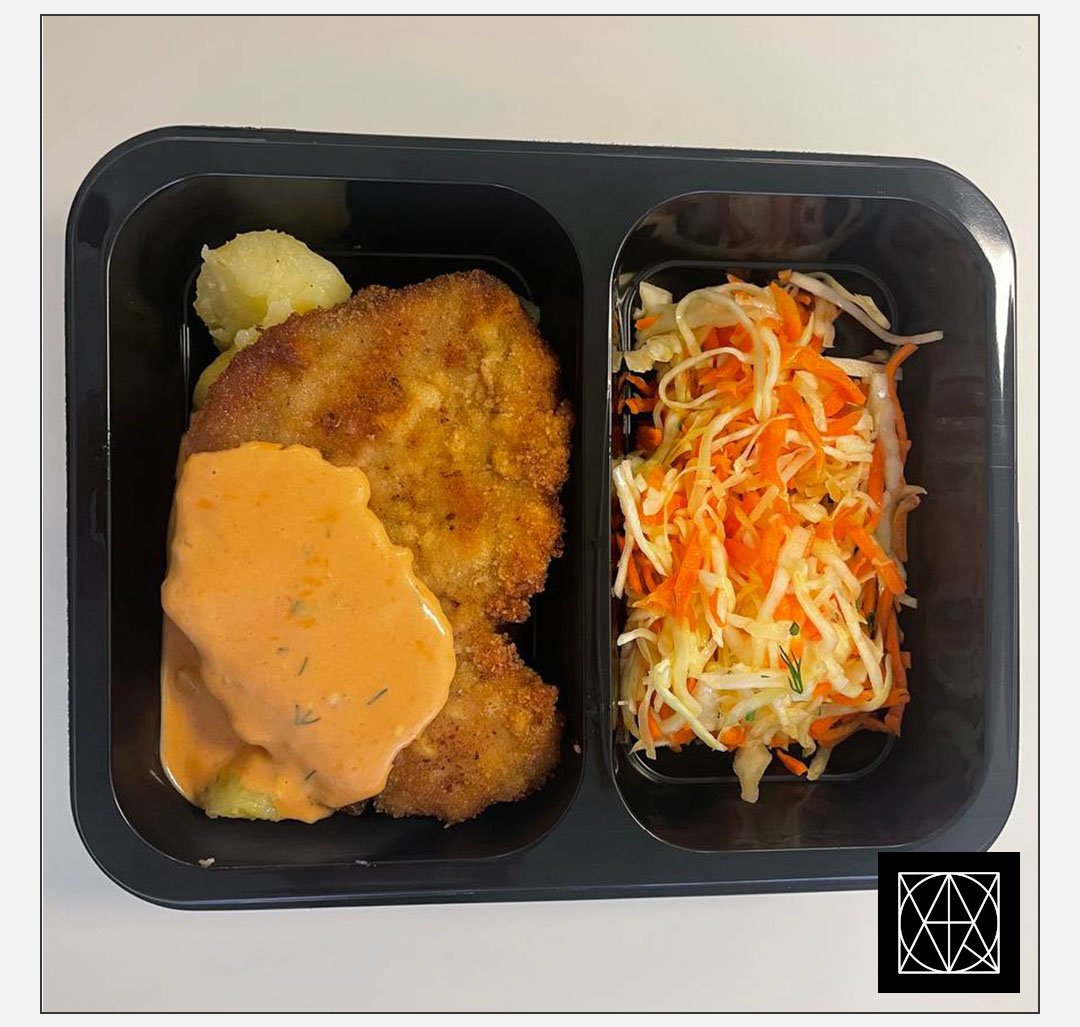 Kiaulienos karbonadas su pikantišku sūrio padažu, pateikiamas su ...