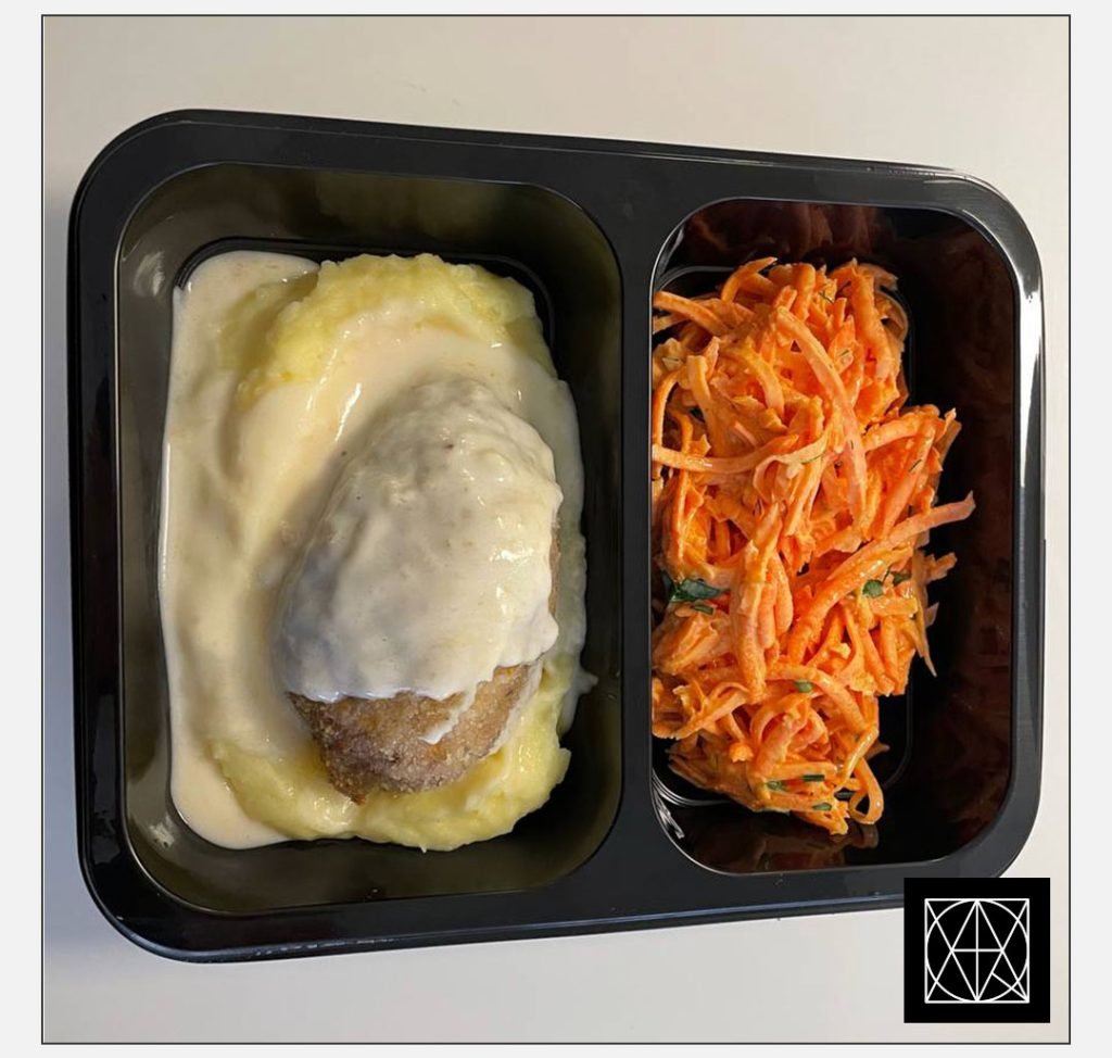 Kiaulienos zrazas su džiovintais grybais, pateikiamas su bulvių koše ir ...