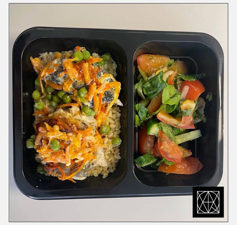 Troškinta jūros lydeka su kaulu, morkytėmis ir žaliais žirneliais ...