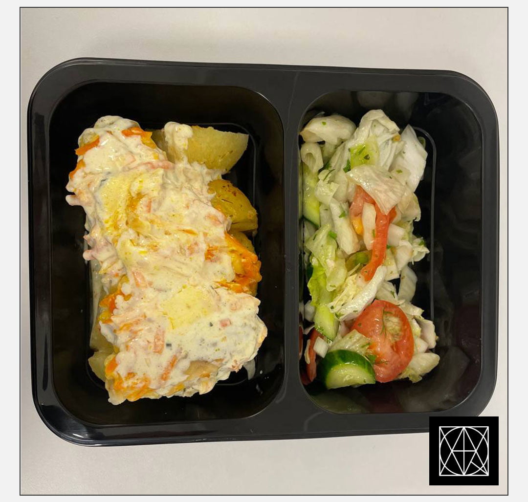 Jūros lydeka su kaulu, troškinta grietinėlės padaže, skaninta svogūnais ...