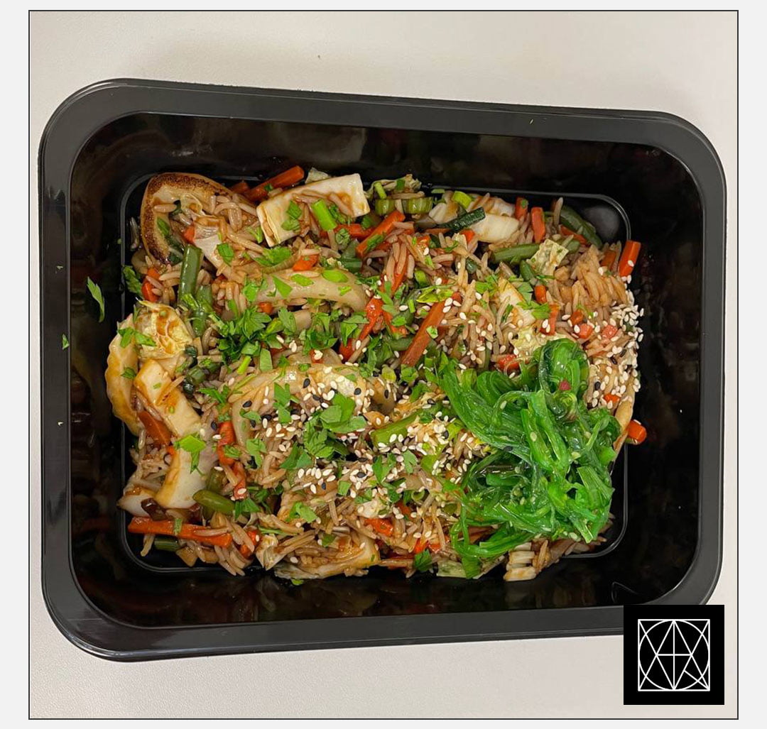 Kalmaras korėjietiškai „Ojingeo-bokkeum“, pateikiamas su WOK ryžiais ...