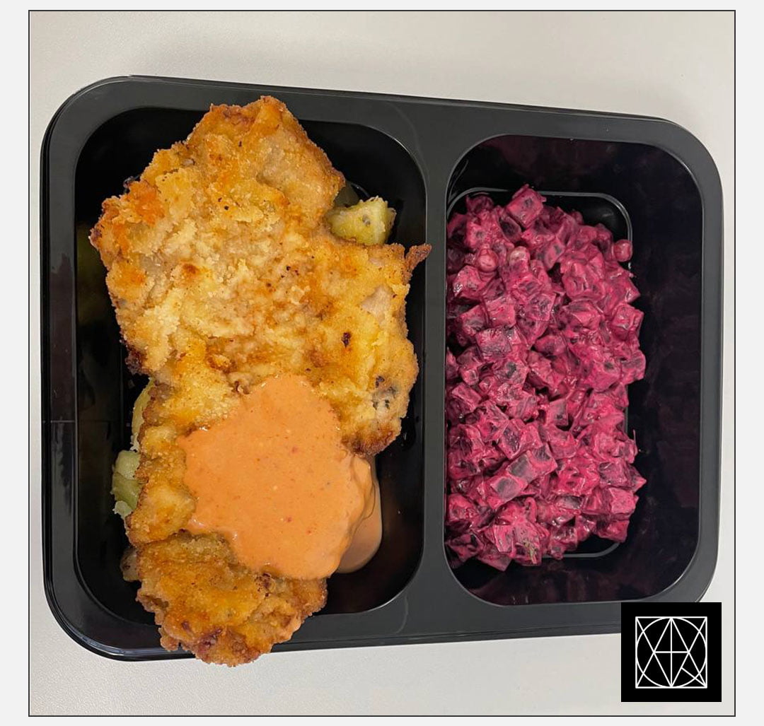 Kiaulienos karbonadas su saldžiai aštriu padažu, pateikiamas su ...