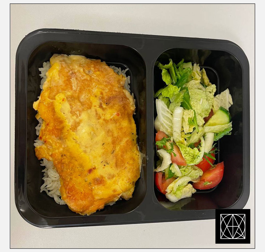 Natūralus vištienos pjausnys, pateikiamas su basmati ryžiai ir ...