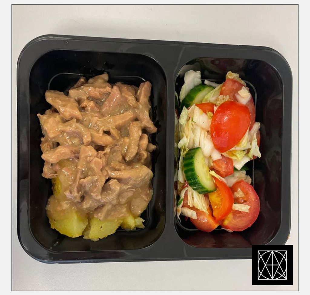 Jautienos befstrogenas, pateikiamas su keptomis bulvėmis ir pomidorų ...