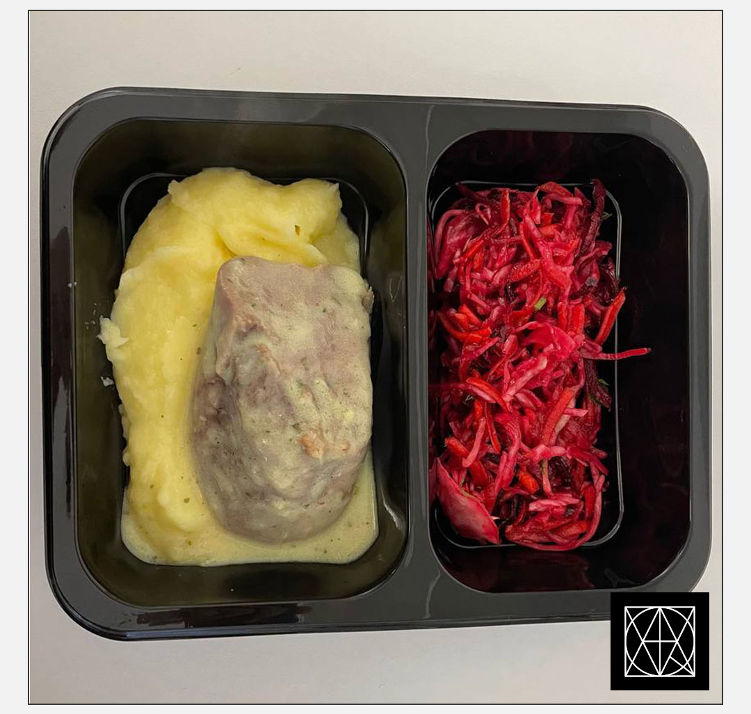 Jautienos liežuvis krienų padaže, pateikiamas su bulvių koše ir ...