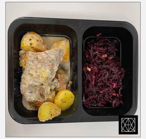 Kiaulienos išpjova su grybų padažu, pateikiama su keptomis bulvėmis ir ...