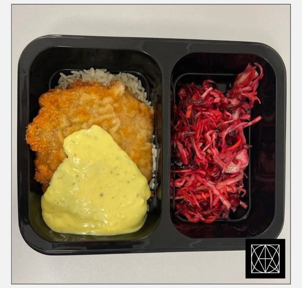 Kiaulienos karbonadas su čederio sūrio padažu, pateikiamas su ryžiais ...