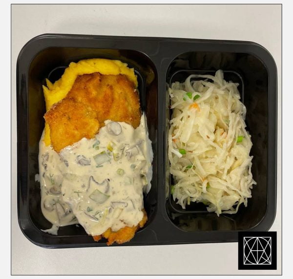 Vištienos karbonadas su pievagrybių padažu, pateikiamas su bulvių ...