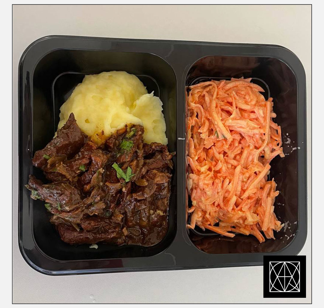 Jautienos befstrogenas, pateikiamas su sviestine bulvių koše ir morkų ...