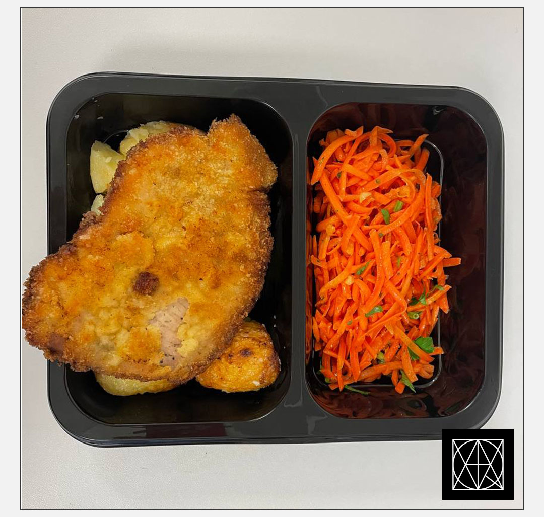 Kiaulienos karbonadas, pateikiamas su keptomis bulvėmis ir morkų ...