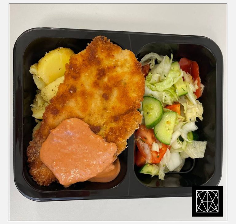 Vištienos karbonadas su saldžiu aitriųjų paprikų padažu, pateikiamas su ...