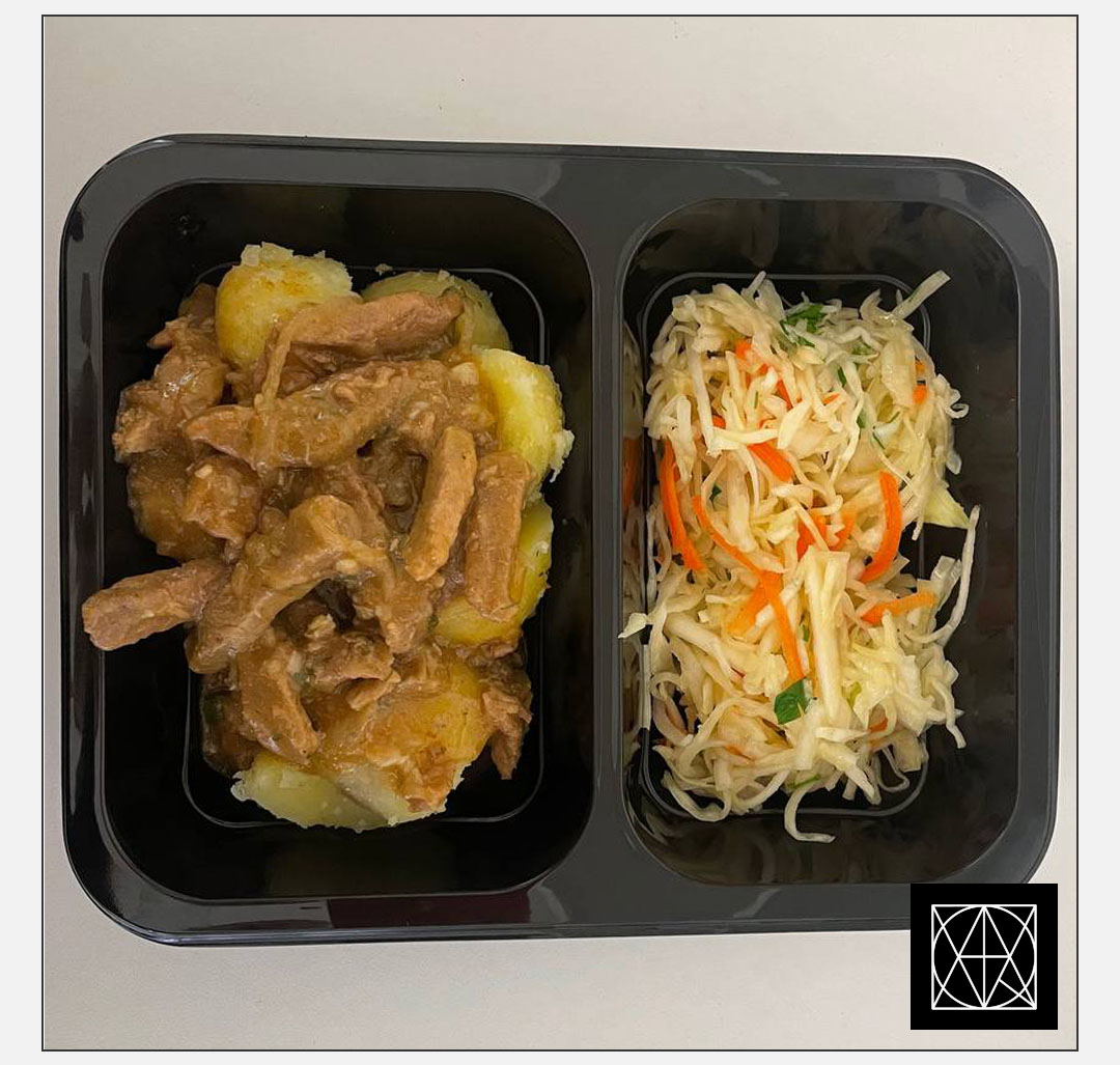 Jautienos befstrogenas, pateikiamas su virtomis bulvėmis ir šviežių ...