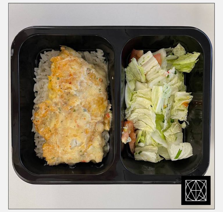 Jūros lydeka, paskaninta žolelių sviestu, pateikiama su ryžiais ir ...