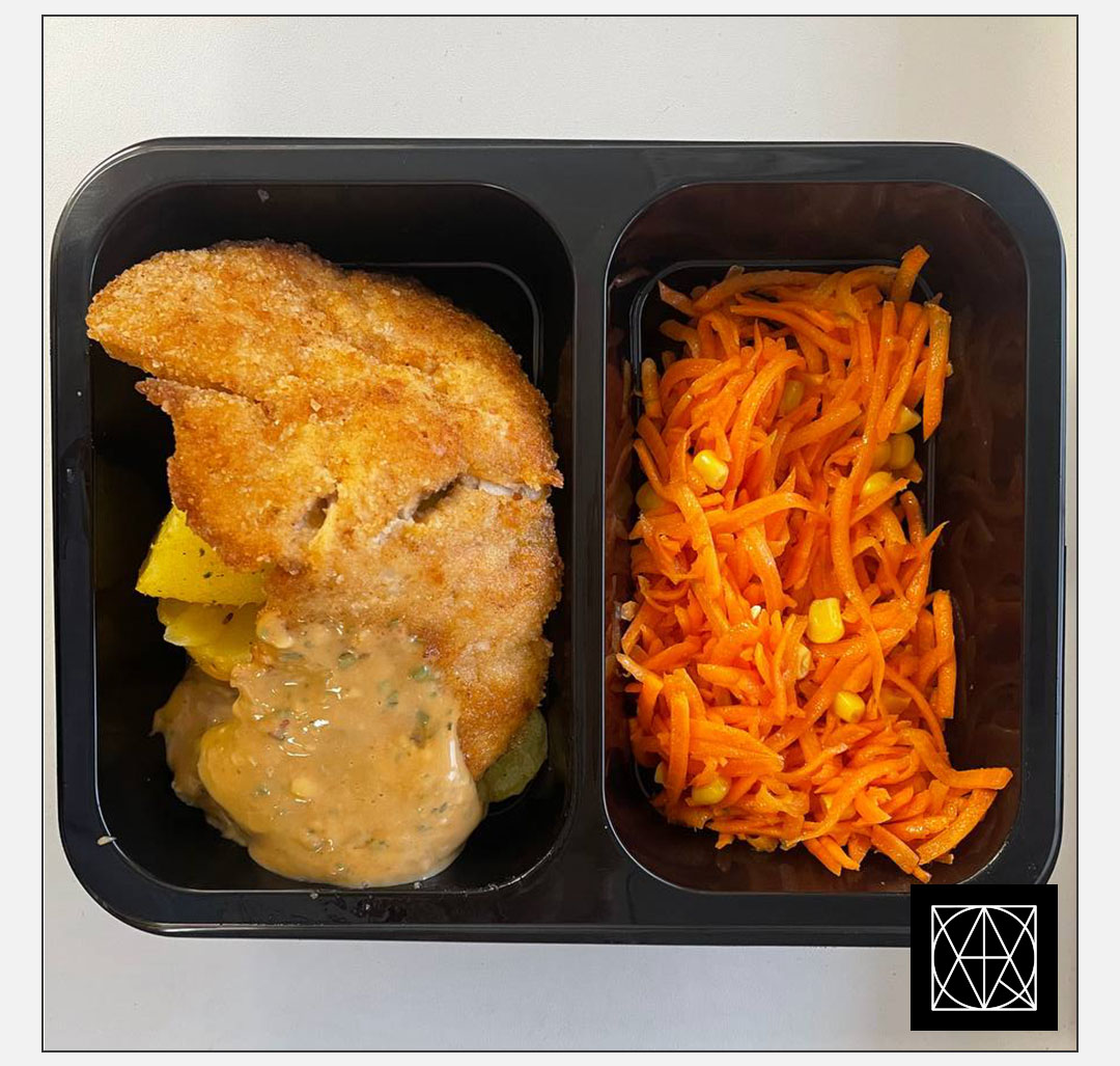 Kalakutienos karbonadas su pikantišku padažu, pateikiamas su keptomis ...