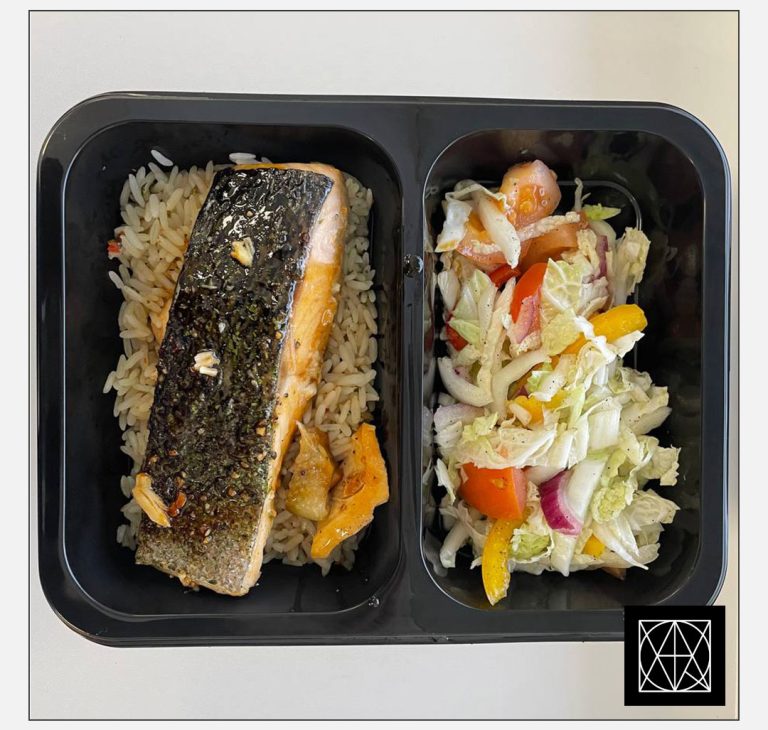 Lašišos kepsnys teriyaki glazūroje, pateikiamas su basmati ryžiais ir ...