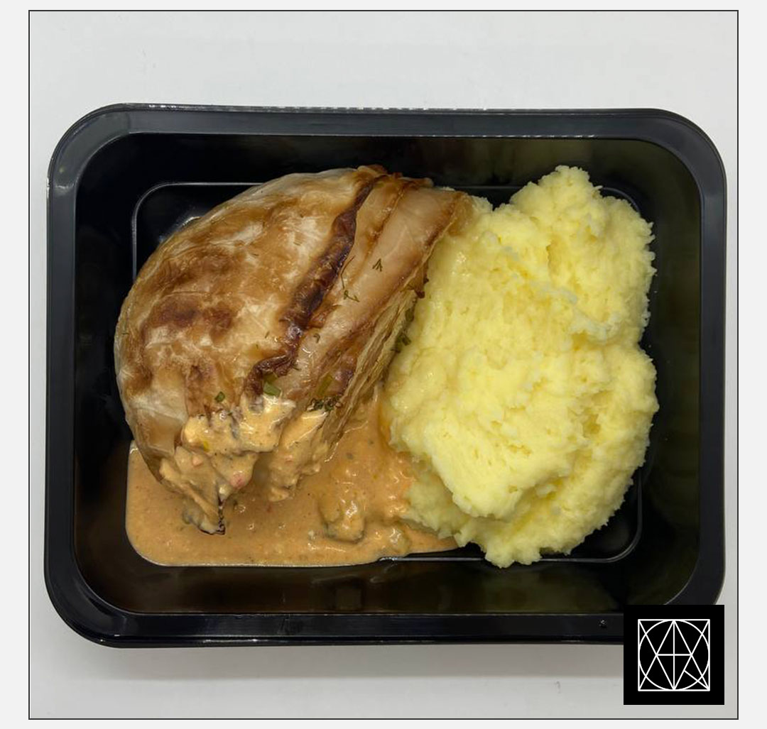 Keptas kopūstas, gardintas džiovinta duonos žeme ir sodriu daržovių ...