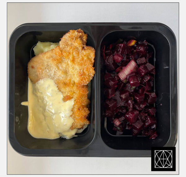 Kiaulienos karbonadas su čederio sūrio padažu, pateikiamas su bulvių ...