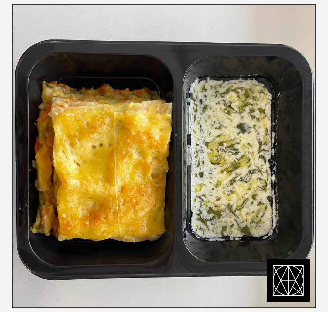 Lazanija su daržovėmis, užkepta kietuoju sūriu, pateikiama su sviesto ...