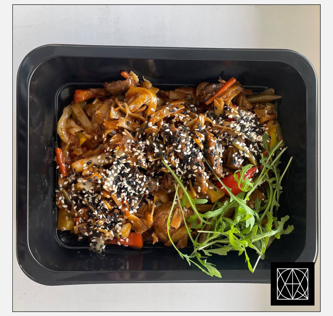 Naminių makaronų WOK su kiaulienos išpjova, wok daržovėmis, paprikomis ...