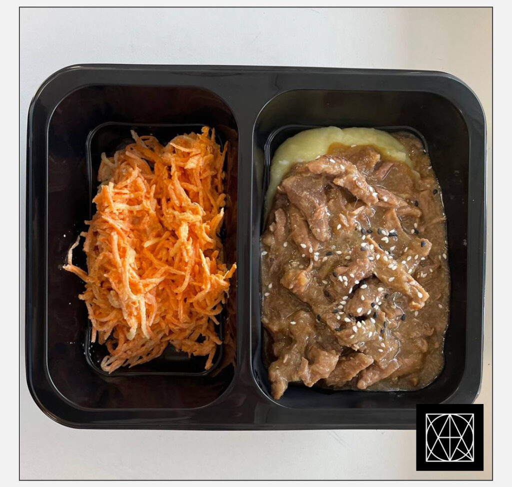 Jautienos befstrogenas, pagardintas sojų daigais, pateikiamas su bulvių ...