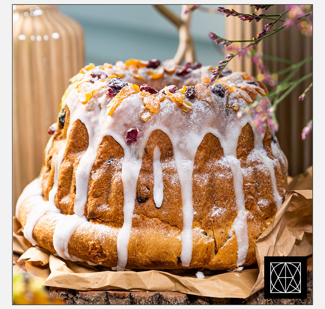 Tradicinis Velykų pyragas „Velykų boba“ su auksinėmis razinomis ir ...