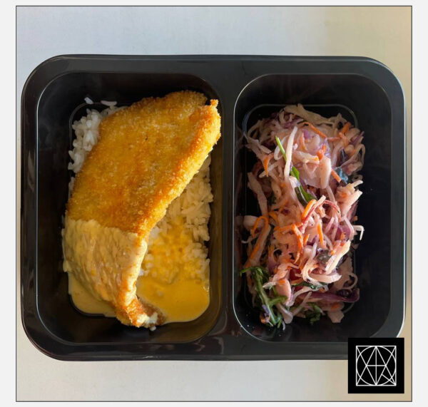 Vištienos karbonadas su sūrio padažu, pateikiamas su ryžiais ir ...