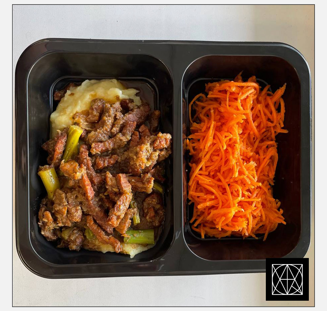 Jautienos befstrogenas, pagardintas smidrais, pateikiamas su bulvių ...