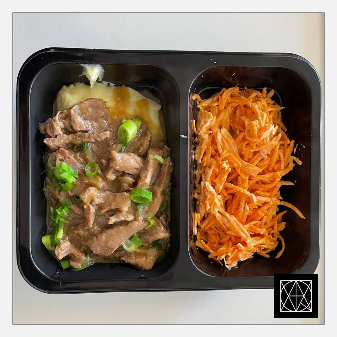 Jautienos befstrogenas, pateikiamas su bulvių koše ir morkų salotomis ...