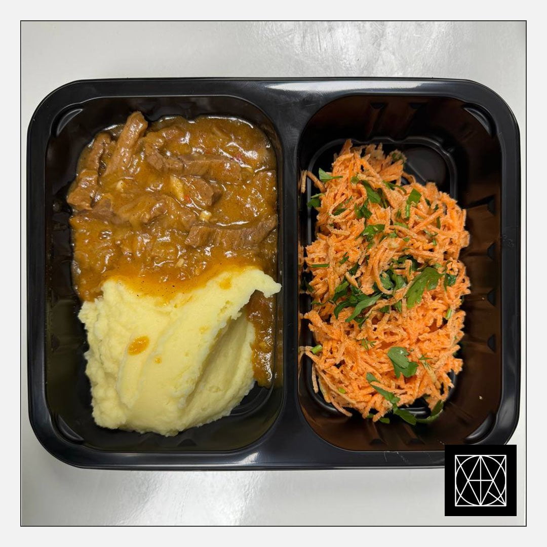 Jautienos befstrogenas, pateikiamas su bulvių koše ir morkų salotomis ...