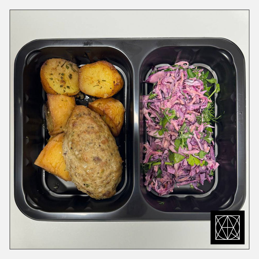 Kiaulienos zrazas su džiovintais grybais, pateikiamas su keptomis ...